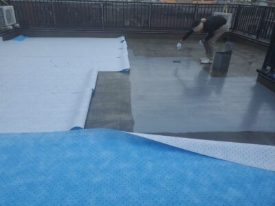 ウレタン塗膜防水 シート防水全撤去 カチオンモルタル防水塗り 密着防水工法 フッ素トップコート 屋上防水工事 2F/3Fバルコニー防水工事 ...